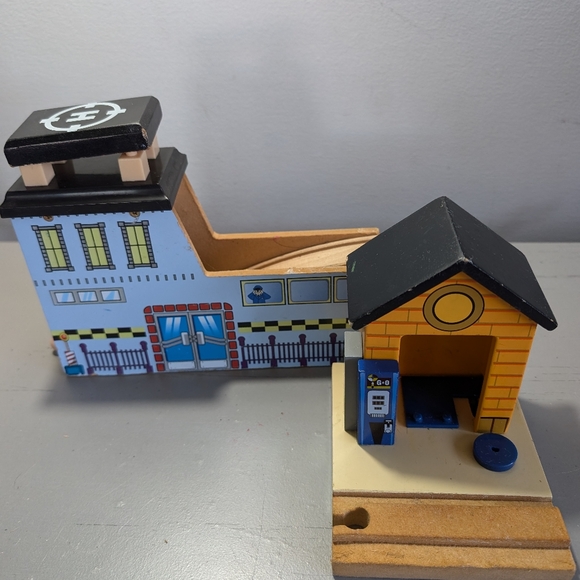 Thomas & Friends | Toys | Imaginarium Thomas Wooden Railways Helipad ...